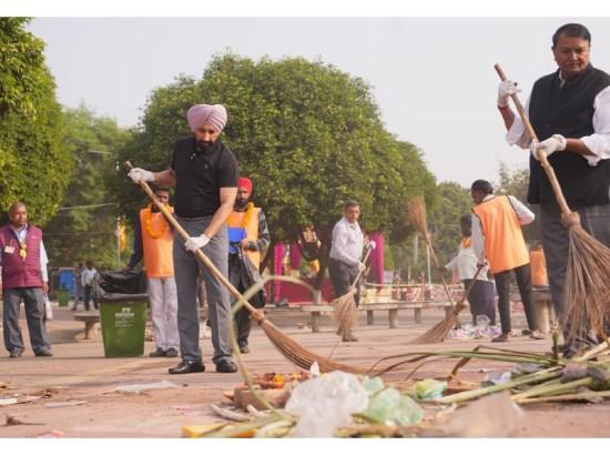 MP Satnam Sandhu leads cleanliness drive at Chandigarh’s Sector 42 lake ...